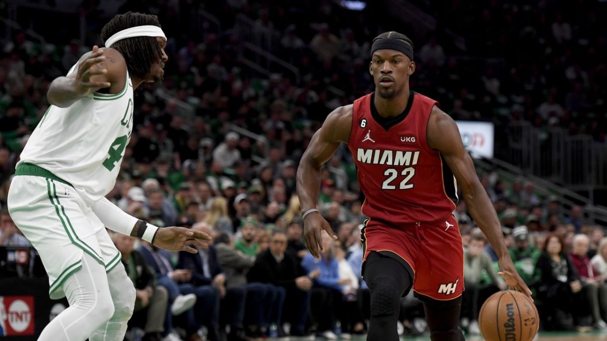 Heat star Jimmy Butler wears jersey of Bruins villain during off-day ...