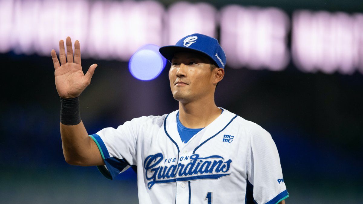 Former Red Sox prospect fools everyone with home run robbery in Taiwan ...