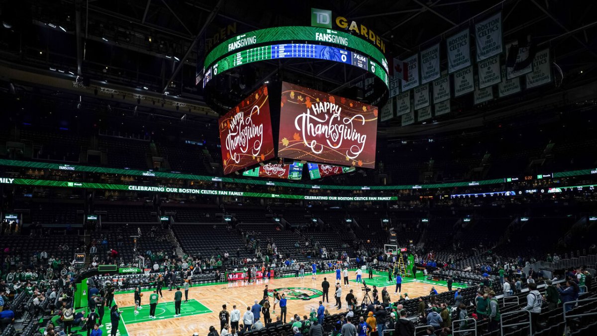 ‘The Office’ stars Mindy Kaling, B.J. Novak sit courtside for Celtics ...