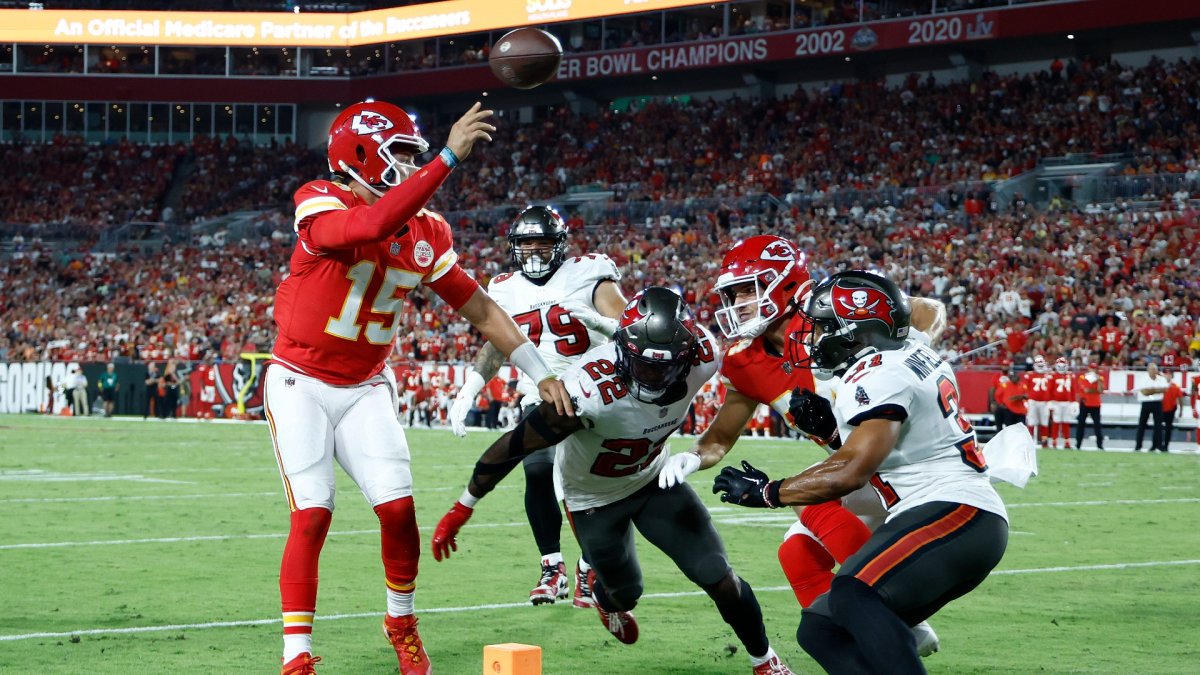 WATCH: Patrick Mahomes spins free, makes incredible lobbed TD pass ...
