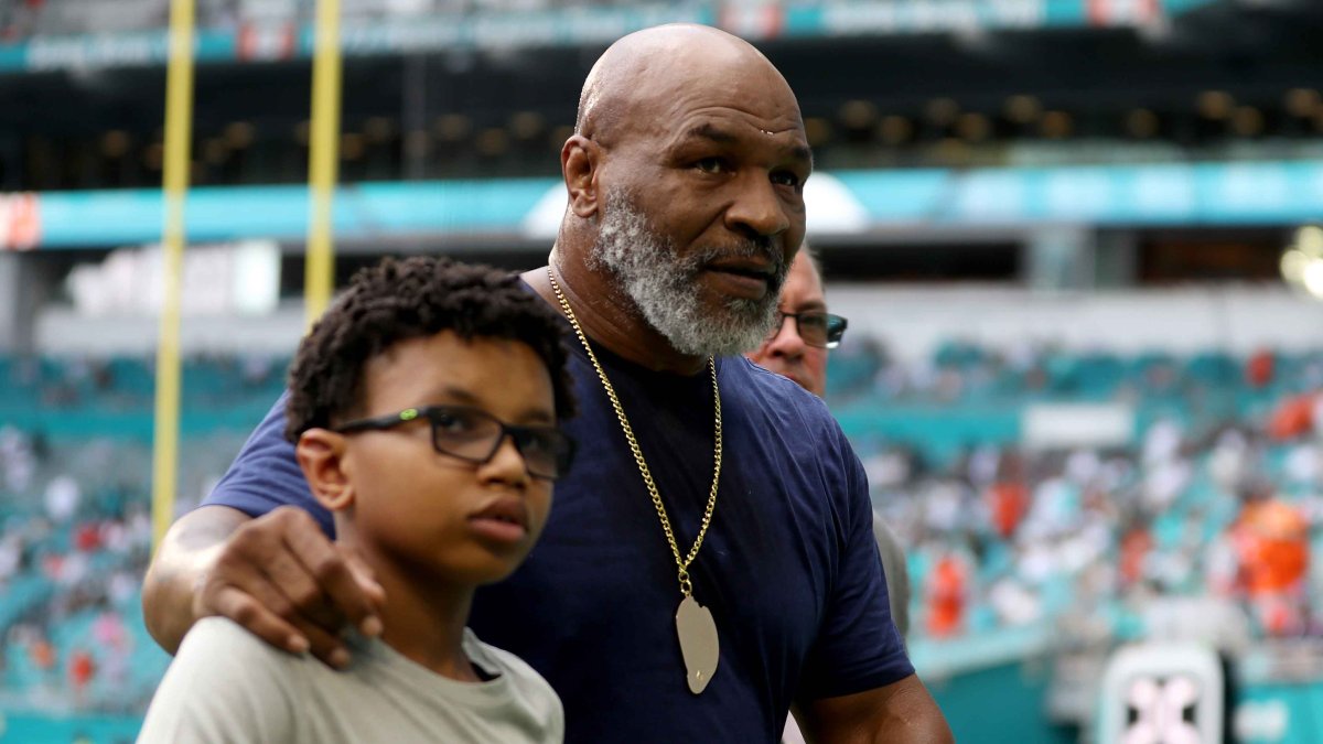 Mike Tyson joins Robert Kraft in owner’s box for Patriots-Dolphins game ...