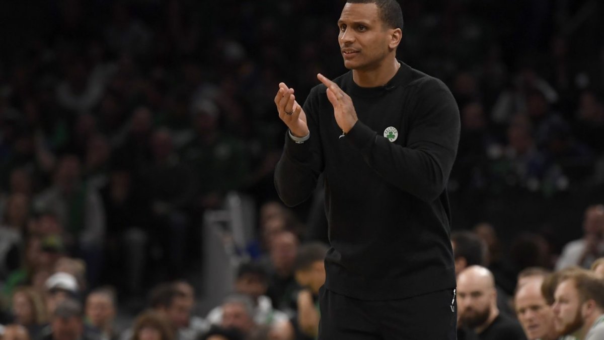 Celtics coach Joe Mazzulla visits Patriots camp, chats with Belichick ...