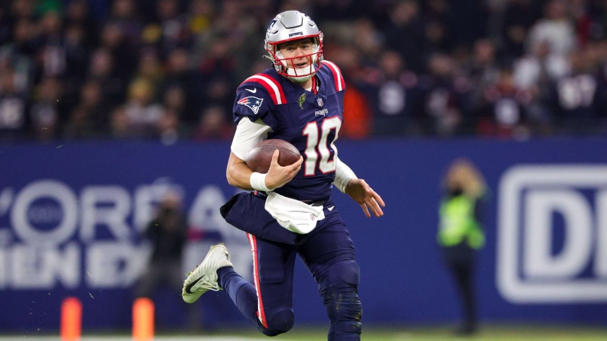 Patriots QB Mac Jones takes first reps with starting offense at ...