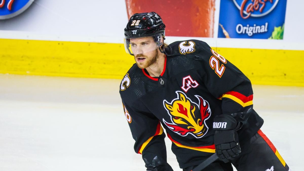 Elias Lindholm trade: How Canucks’ huge deal impacts Bruins before ...