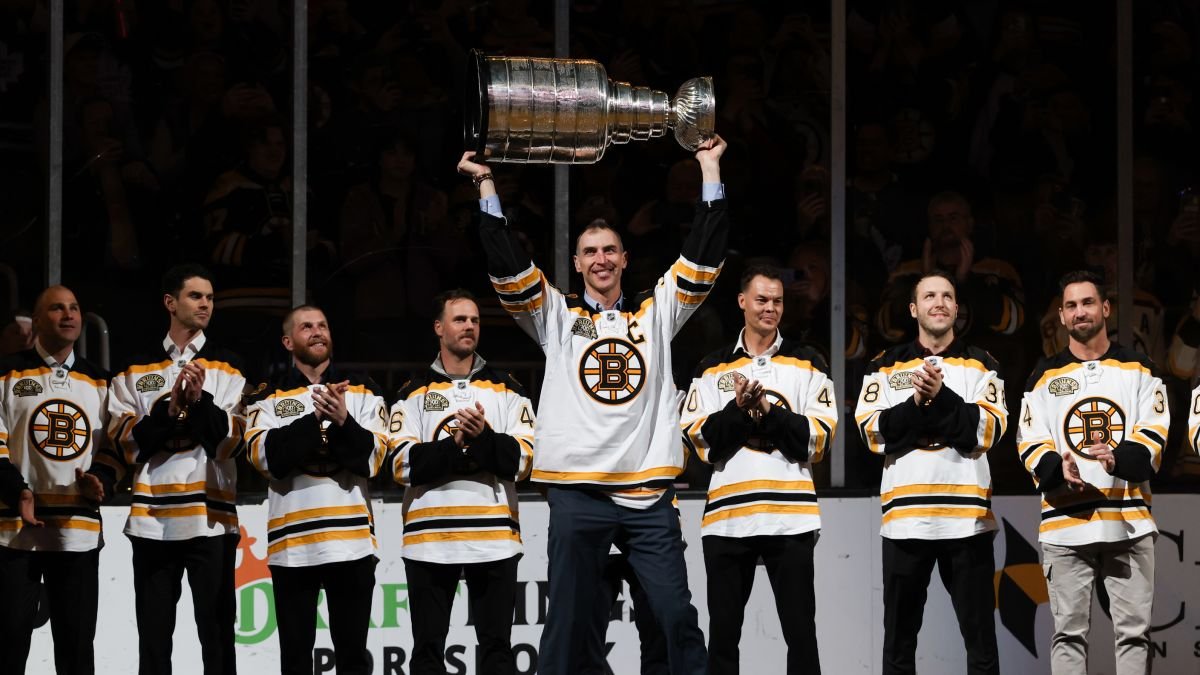 Bruins honor 2011 Stanley Cup team with duck boat in special ceremony ...