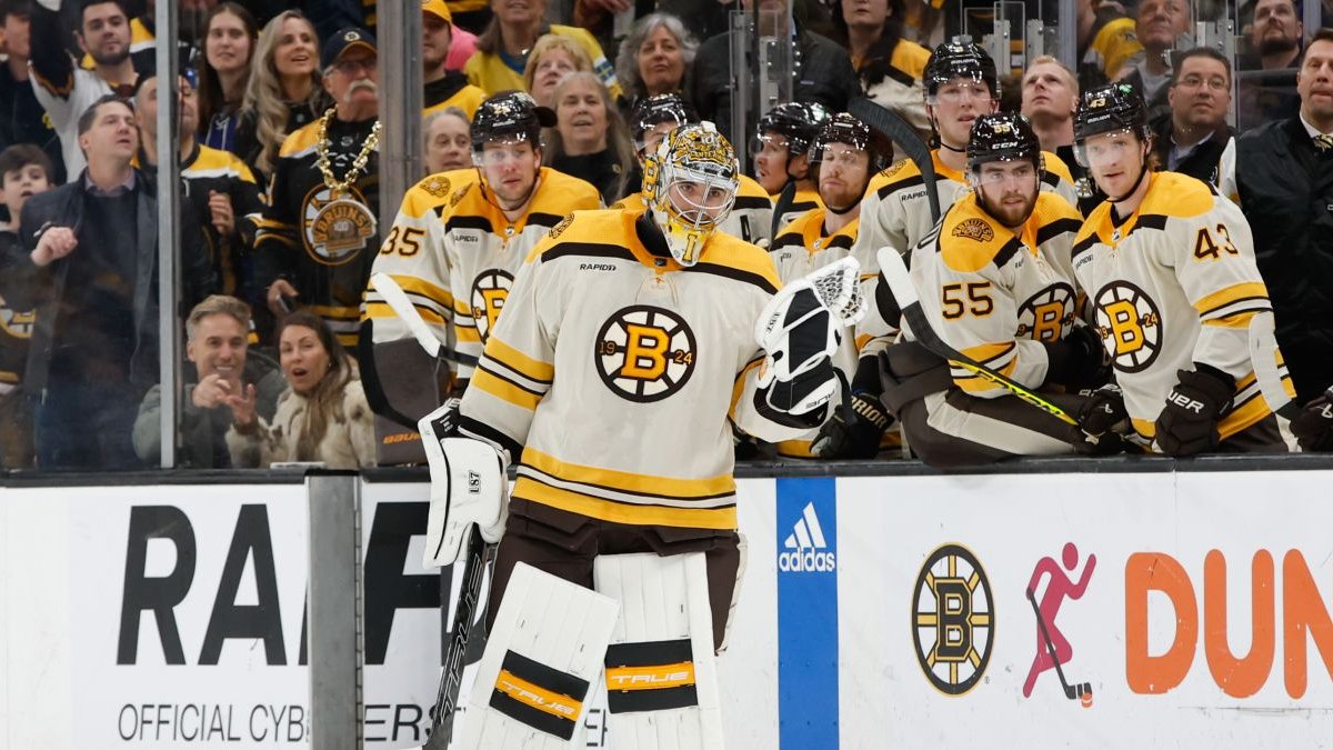 WATCH: Bruins goalie Jeremy Swayman challenges Leafs goalie to fight ...
