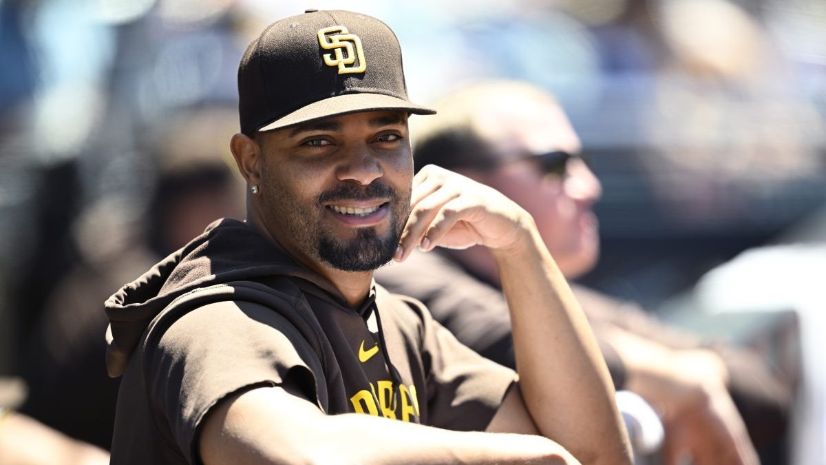 Xander Bogaerts welcomed back to Boston with standing ovation, tribute ...