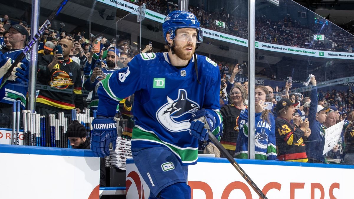 Bruins announce eight roster transactions on busy Day 1 of free agency ...