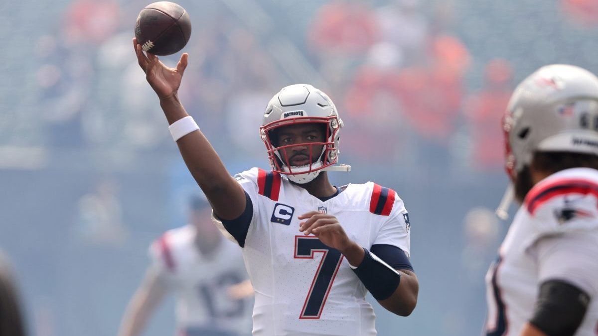 Curran: Jacoby Brissett brings ‘invaluable’ element to Patriots offense – NBC Sports Boston
