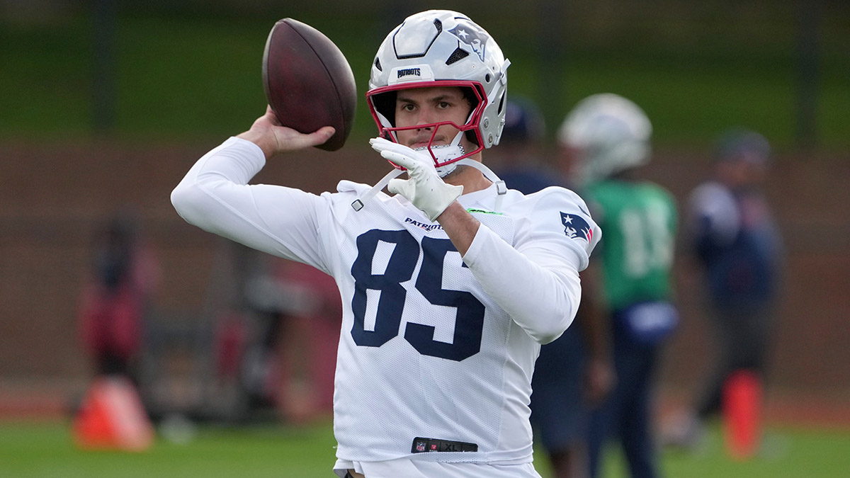 Hunter Henry takes QB reps at Patriots practice with Drake Maye’s ...