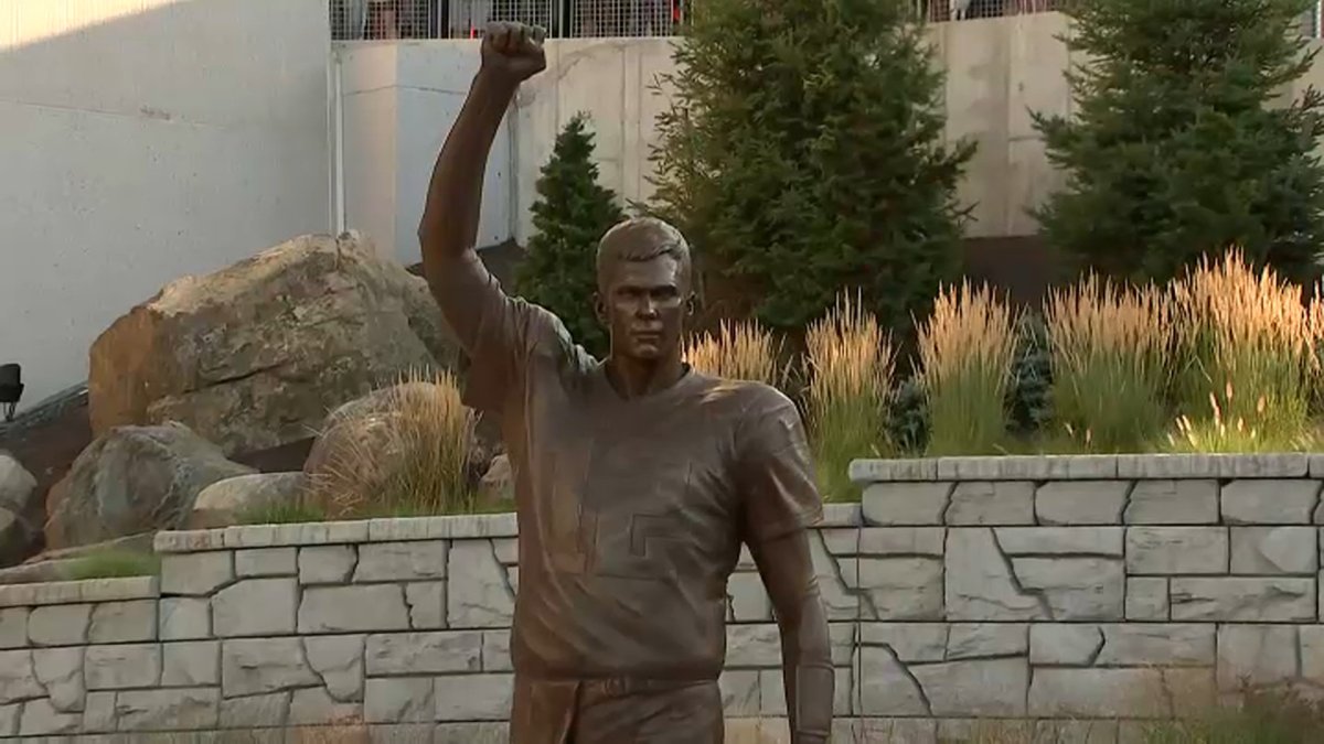 Tom Brady statue revealed at Gillette Stadium | Seahawks