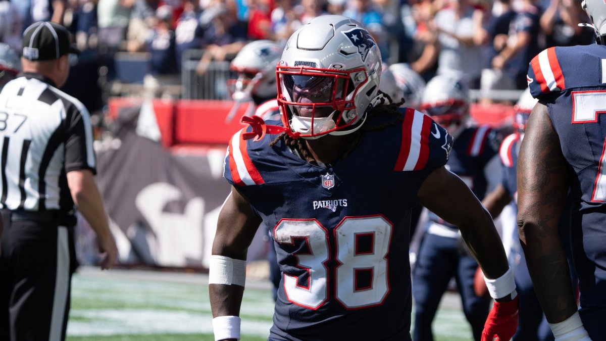 Vrabel makes statement sticking with Rhamondre Stevenson vs. Panthers ...